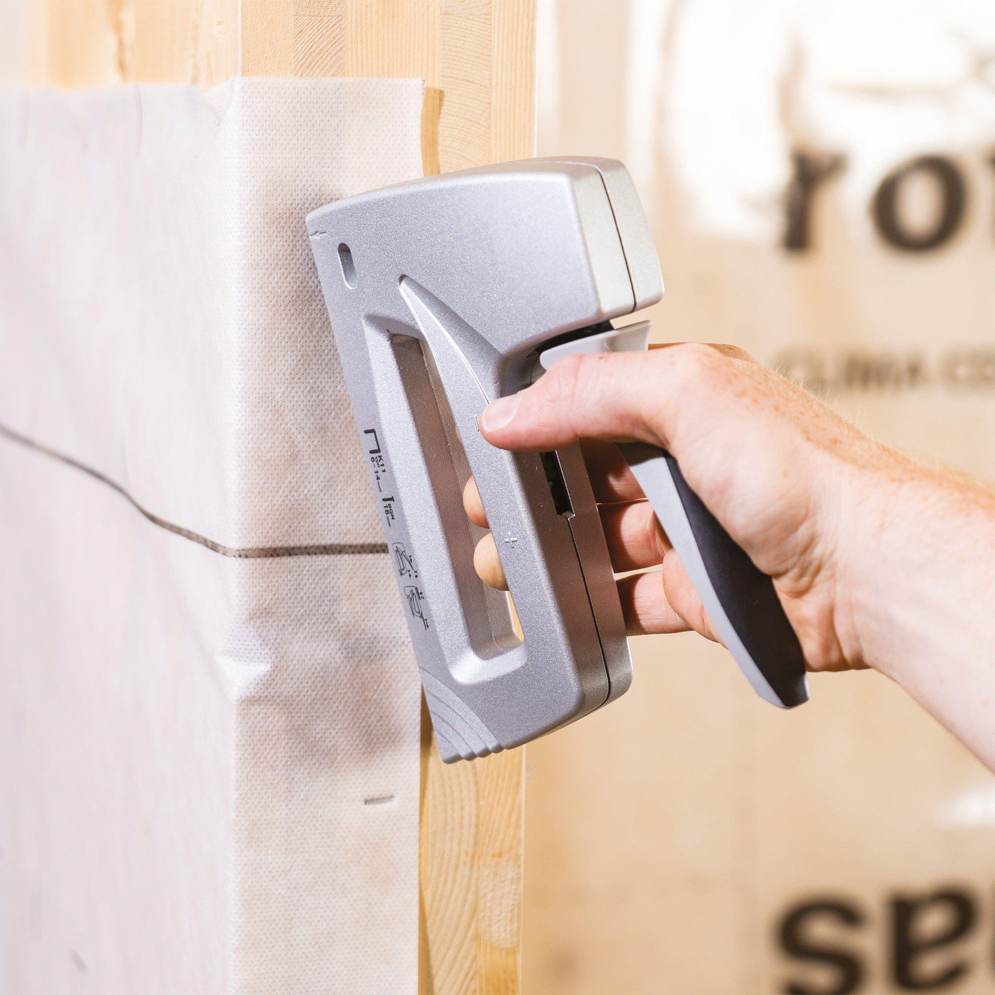 HAND STAPLER